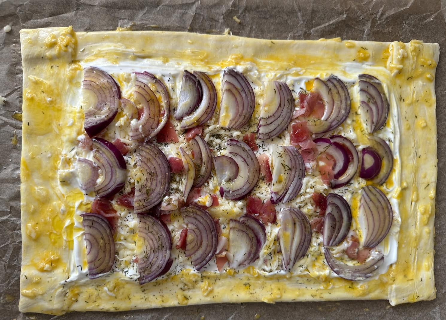Rýchla slovenská pizza s červenou cibuľou a kôprom zmizne zo stola ...